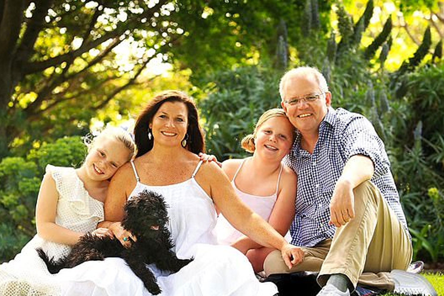 Scott Morrison has a major Photoshop fail on official family portrait | WHO